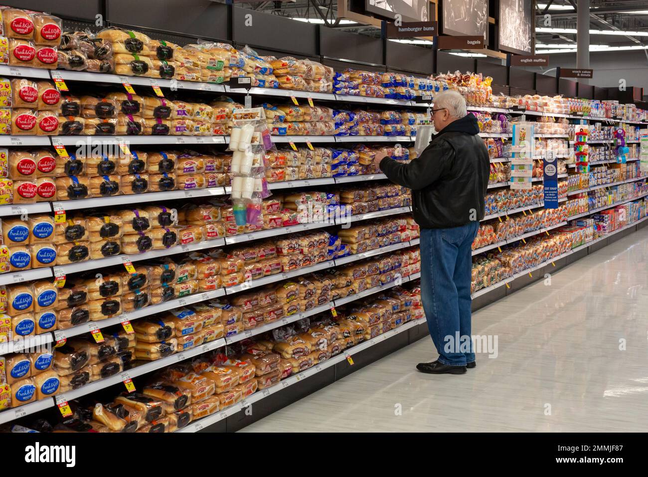 Shopping in a grocery store hi-res stock photography and images - Alamy