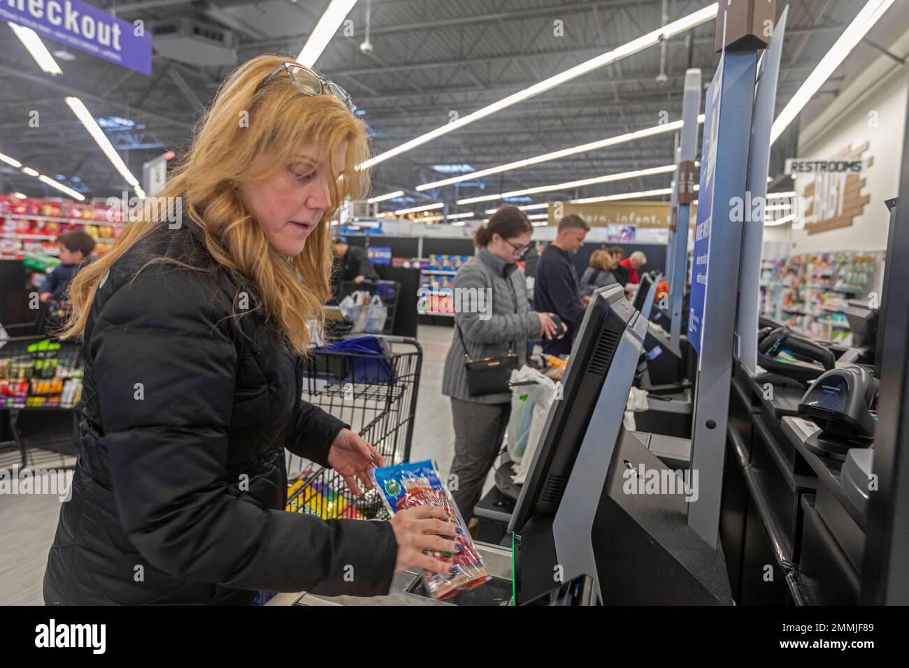 Self checkout hi-res stock photography and images - Alamy