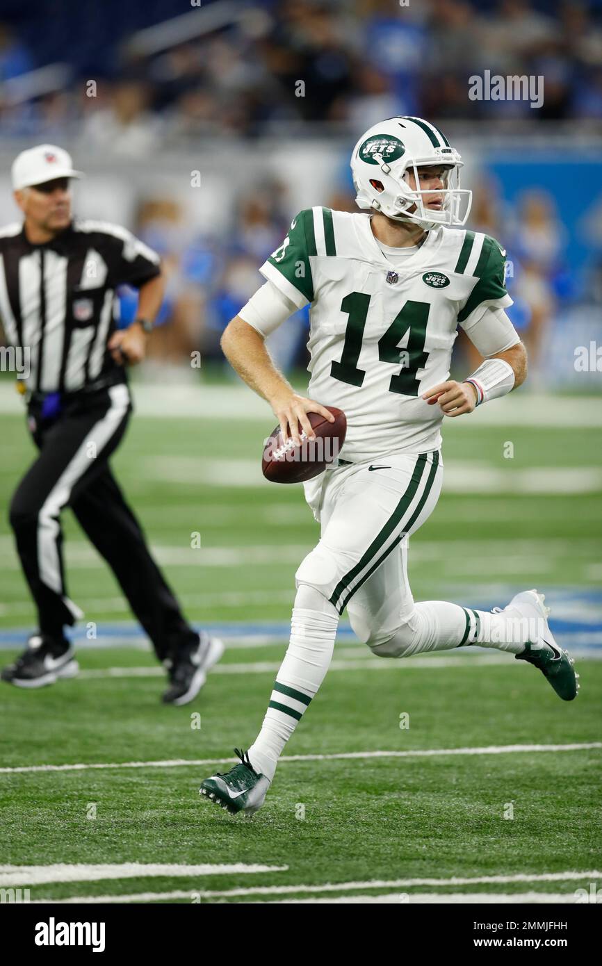 New York Jets quarterback Sam Darnold (14) looks to throw a pass ...