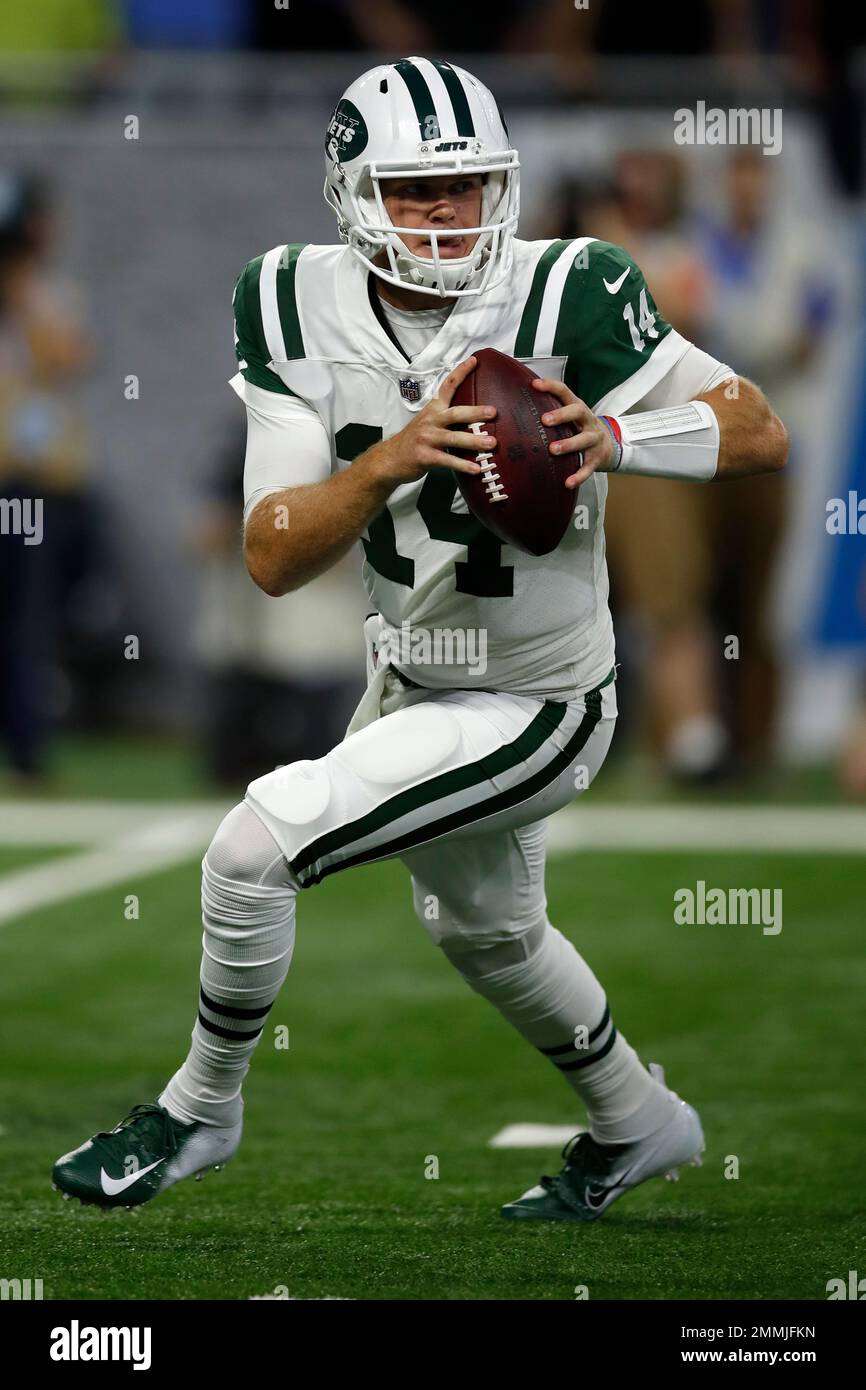 New York Jets quarterback Sam Darnold (14) looks to throw a pass ...