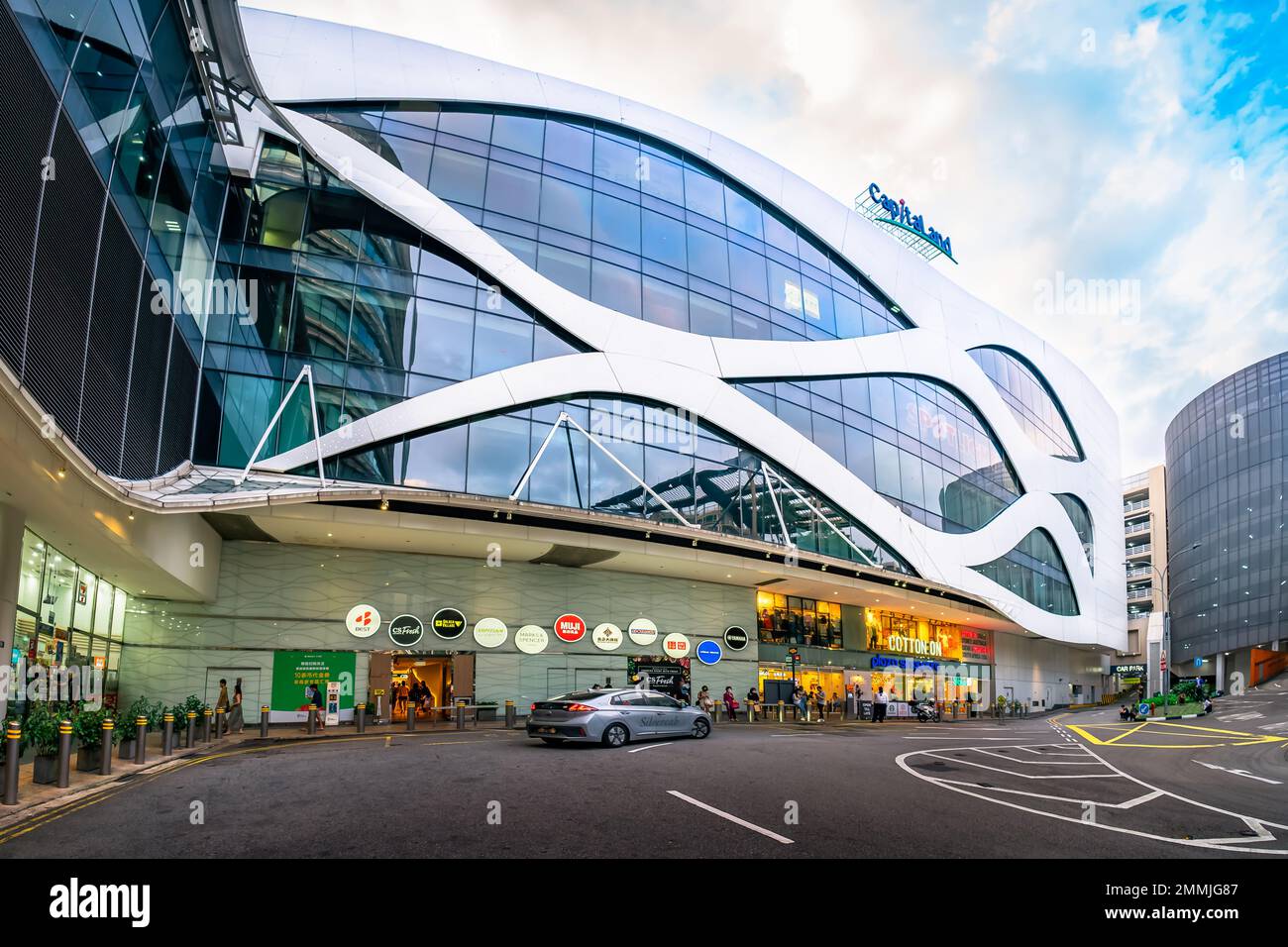 Plaza Singapura Pick up, Drop off point and Taxi Stand area Stock Photo ...
