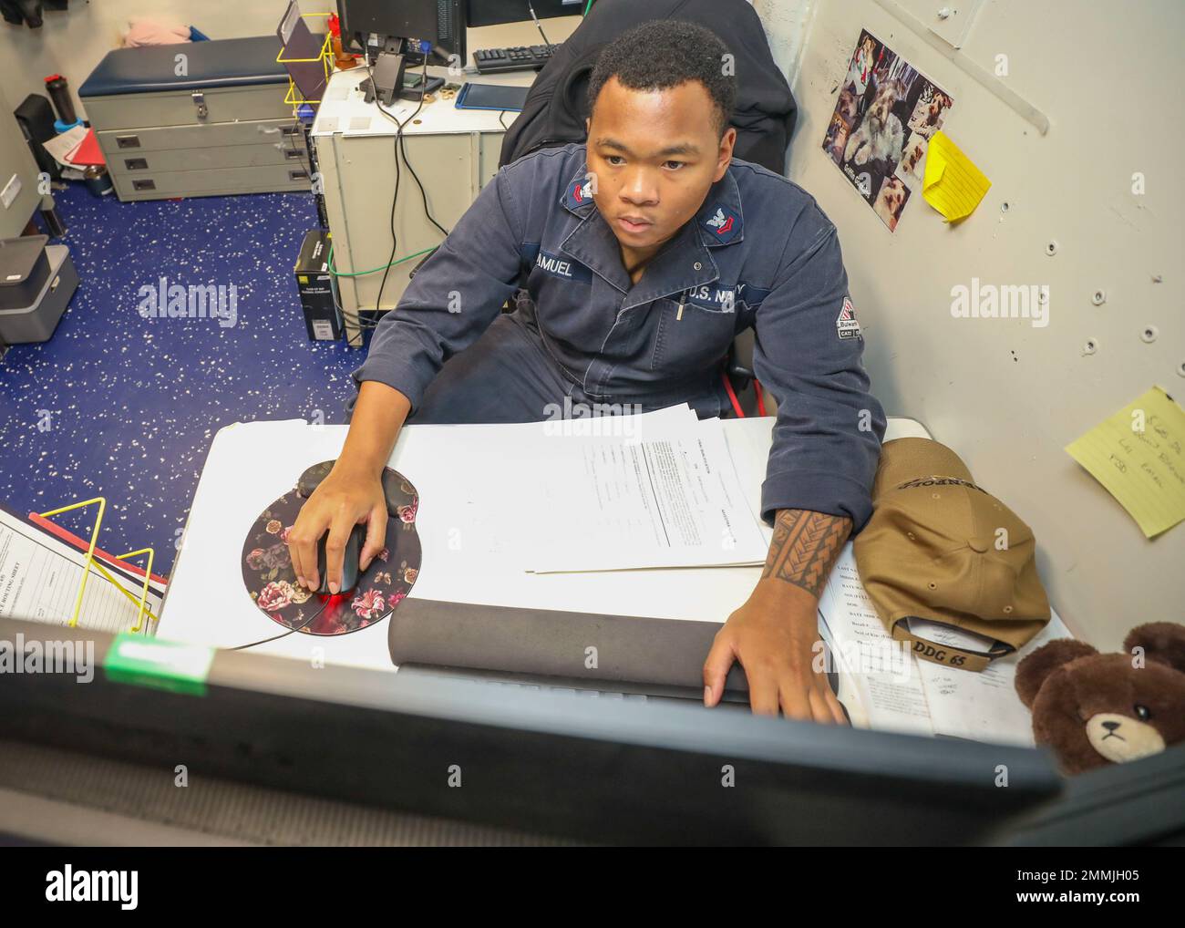 PHILIPPINE SEA (Sep. 19, 2022) Personnel Specialist 2nd Class Andrew ...
