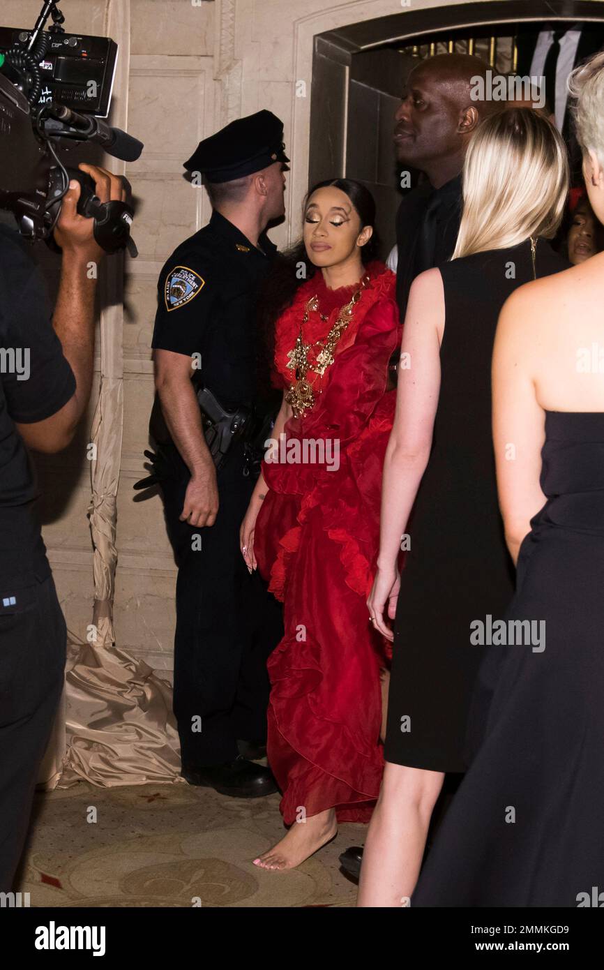 Cardi B, with a swollen bump on her forehead, leaves after an ...