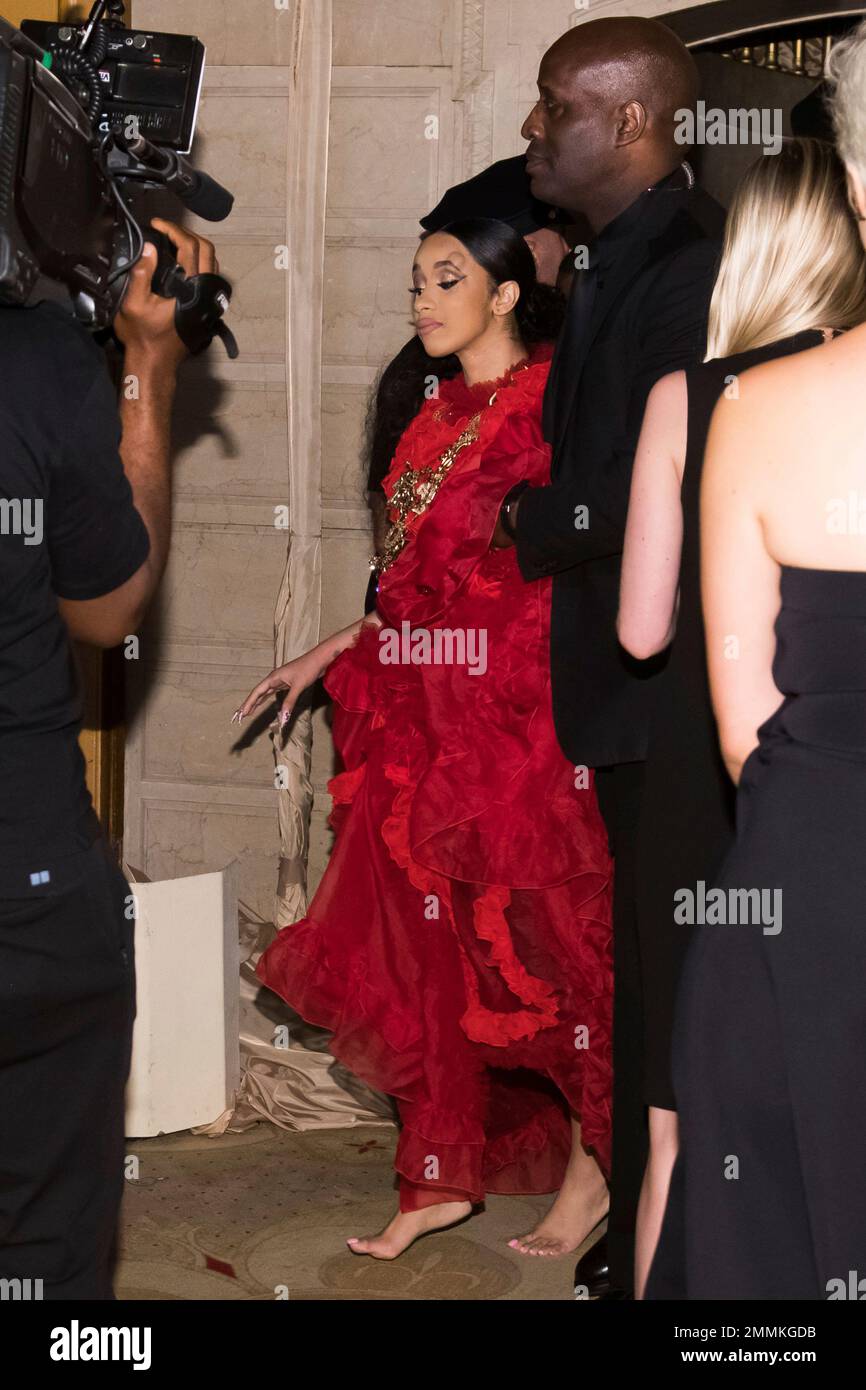 Cardi B, with a swollen bump on her forehead, leaves after an ...