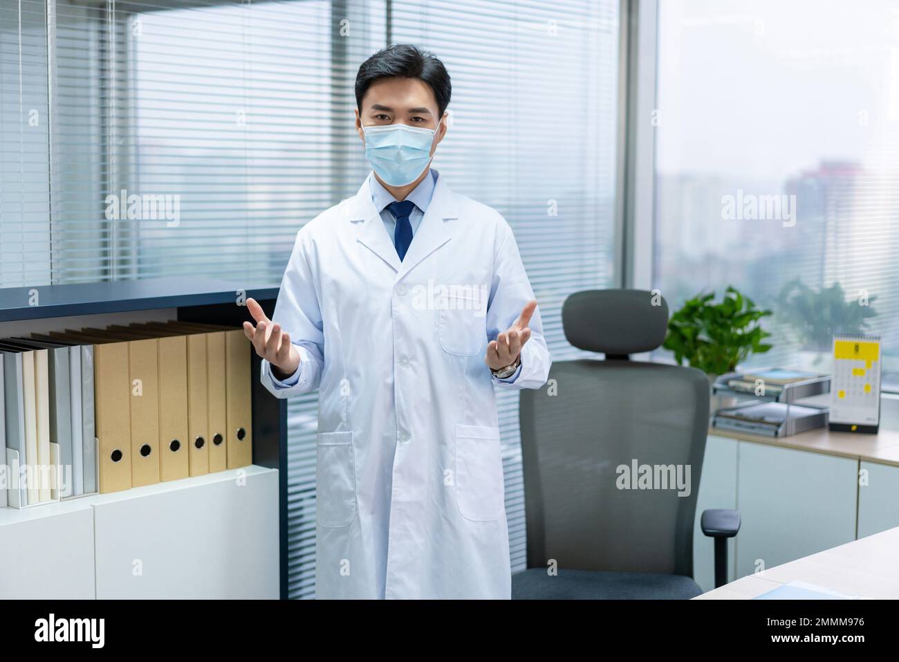 Young men wearing medical masks hi-res stock photography and images - Alamy