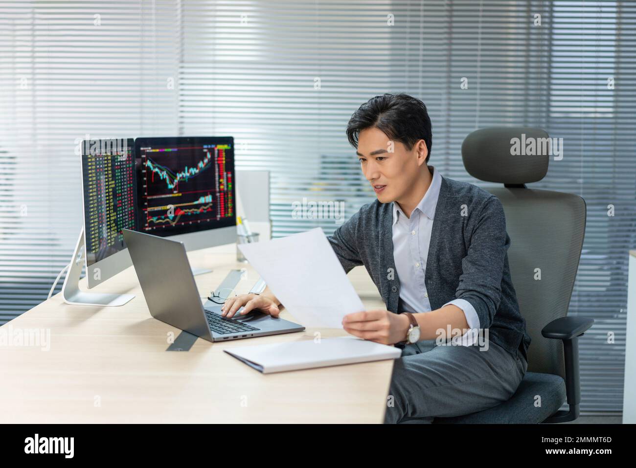 Stock market office staff hi-res stock photography and images - Alamy