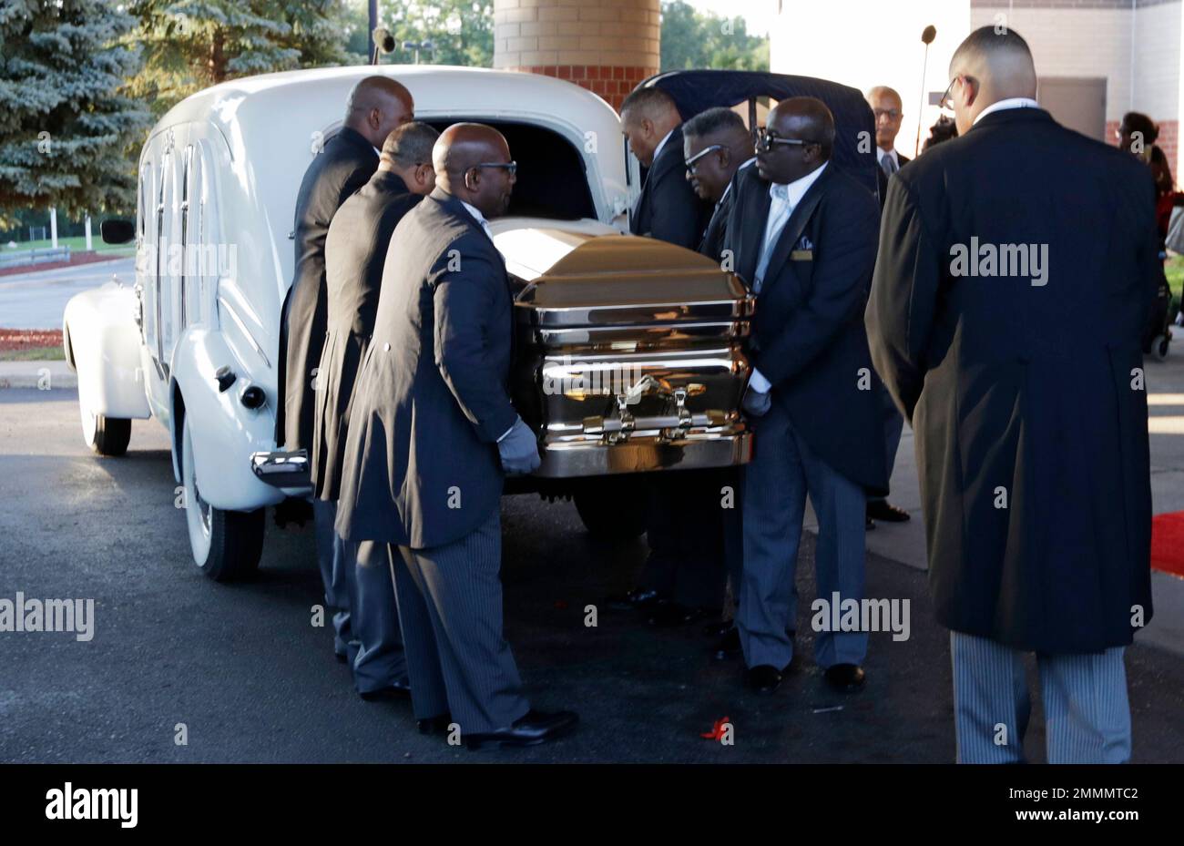 Pallbearers carry the gold casket of legendary singer Aretha Franklin ...