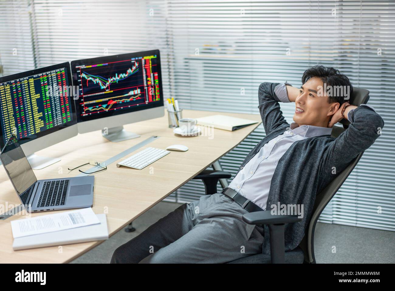 Market workers rest hi-res stock photography and images - Alamy
