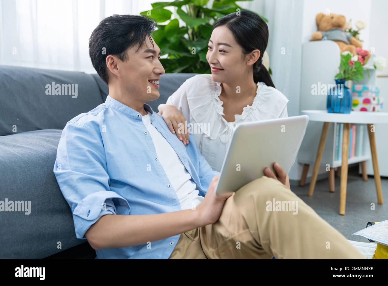 Young couples happy tablet hi-res stock photography and images - Alamy