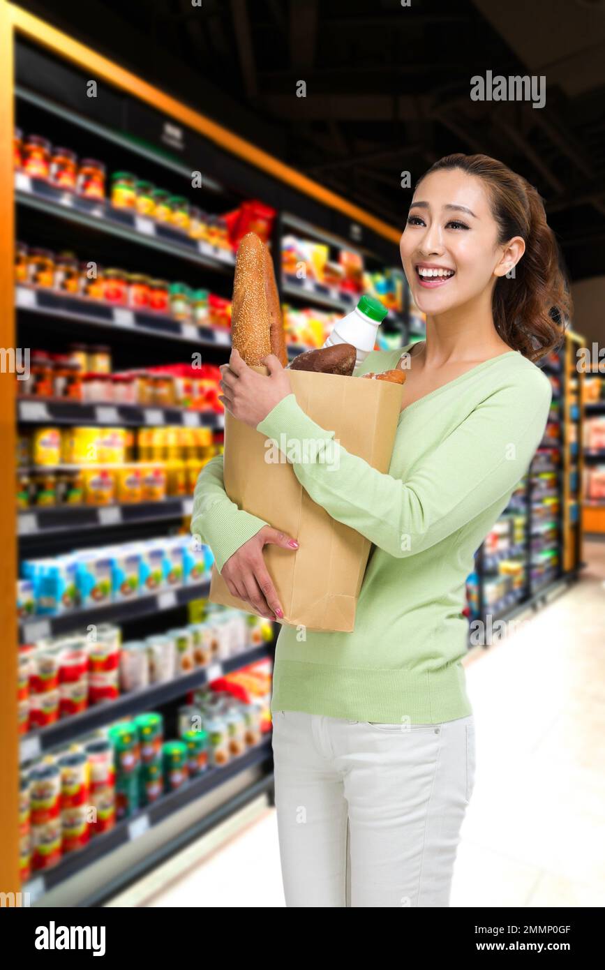 The young woman supermarket shopping Stock Photo - Alamy