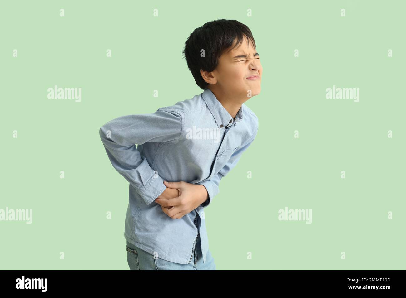 Little boy with appendicitis on green background Stock Photo - Alamy