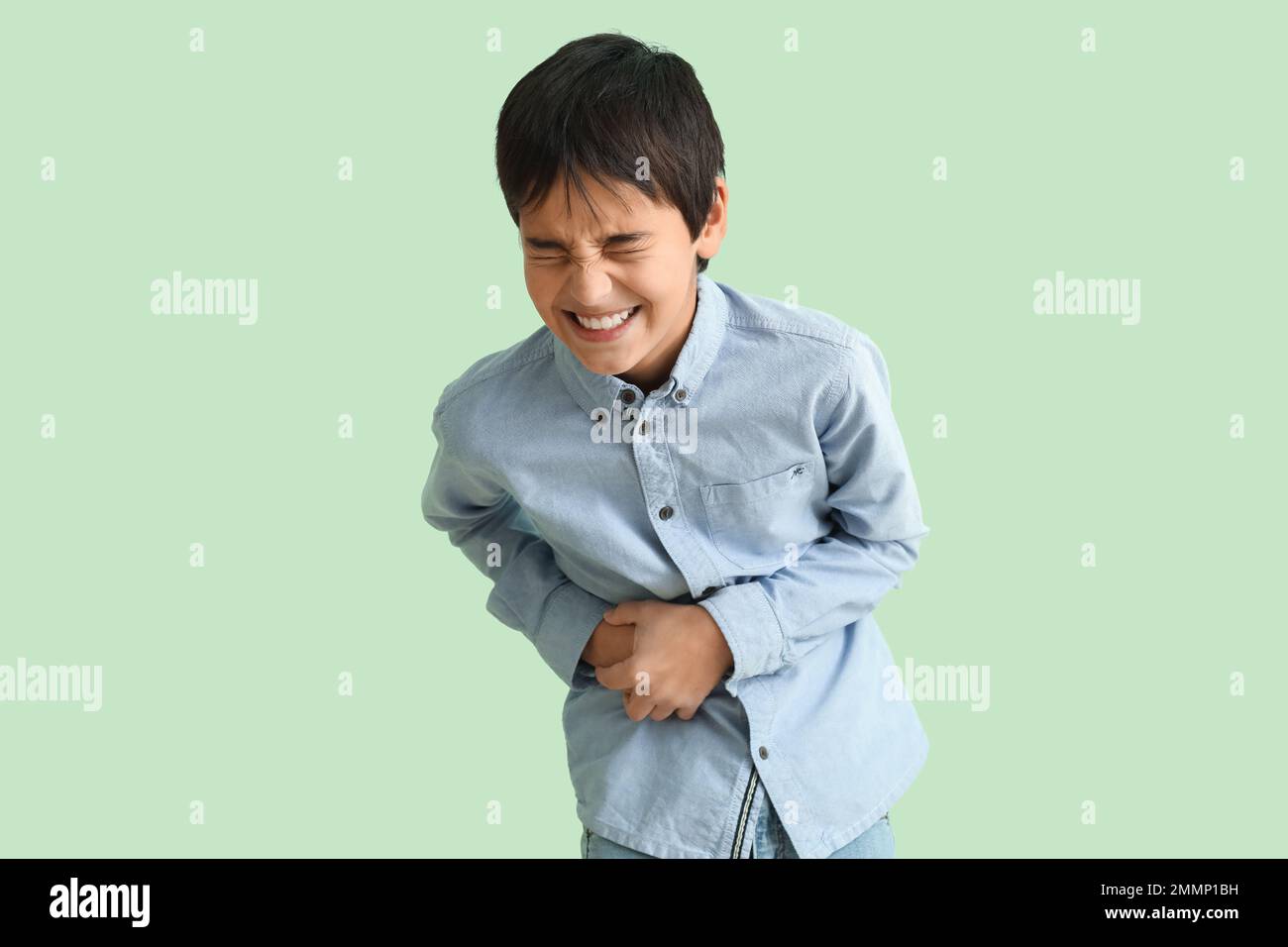 Little boy with appendicitis on green background Stock Photo - Alamy