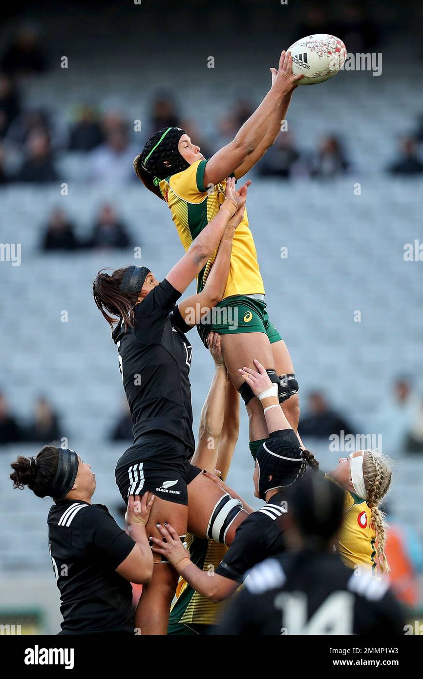 Australia's Emily Chancellor beats New Zealand's Charmaine Smith in a ...