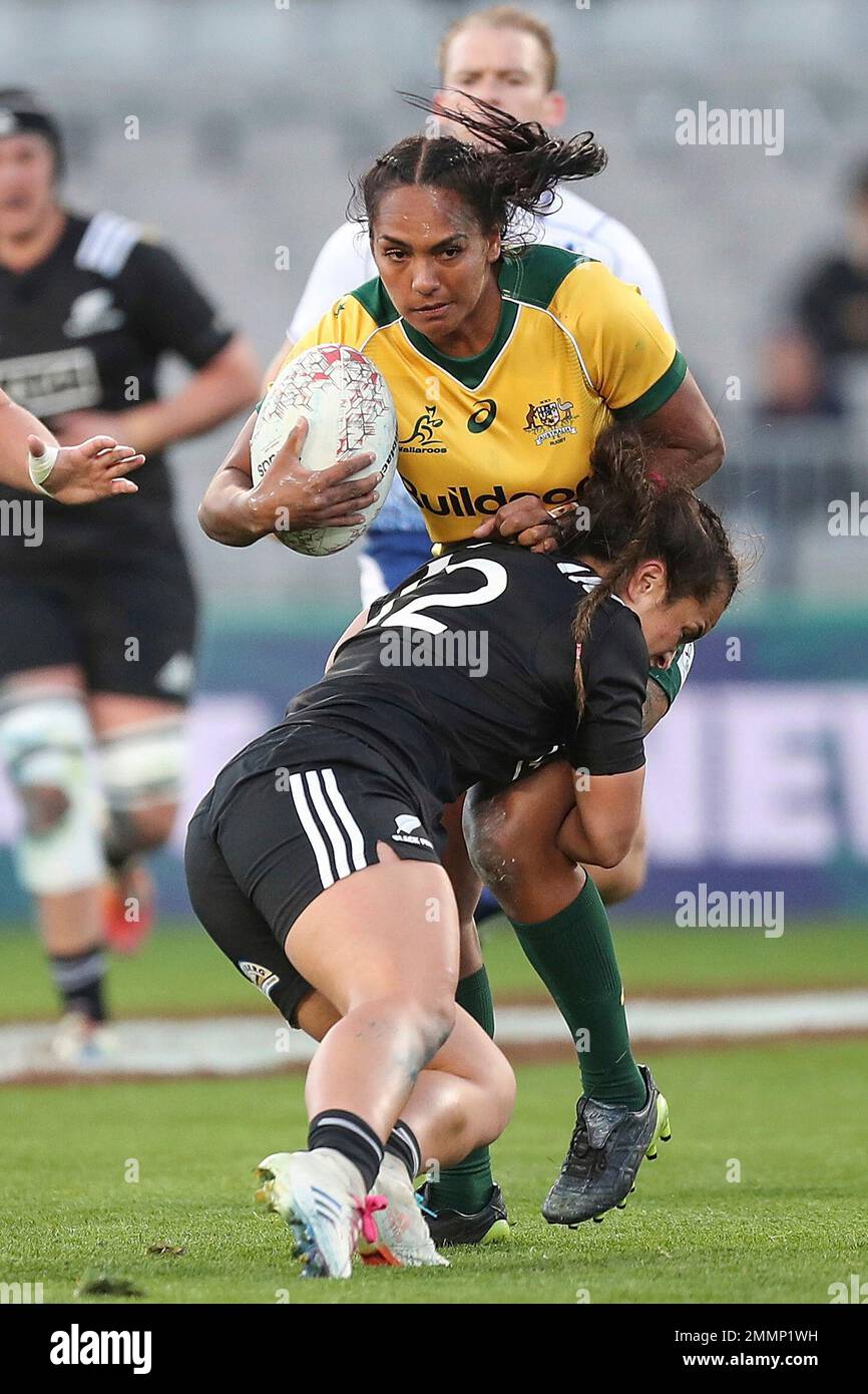 New Zealand's Theresa Fitzpatrick tackles Australia's Mahalia Murphy ...