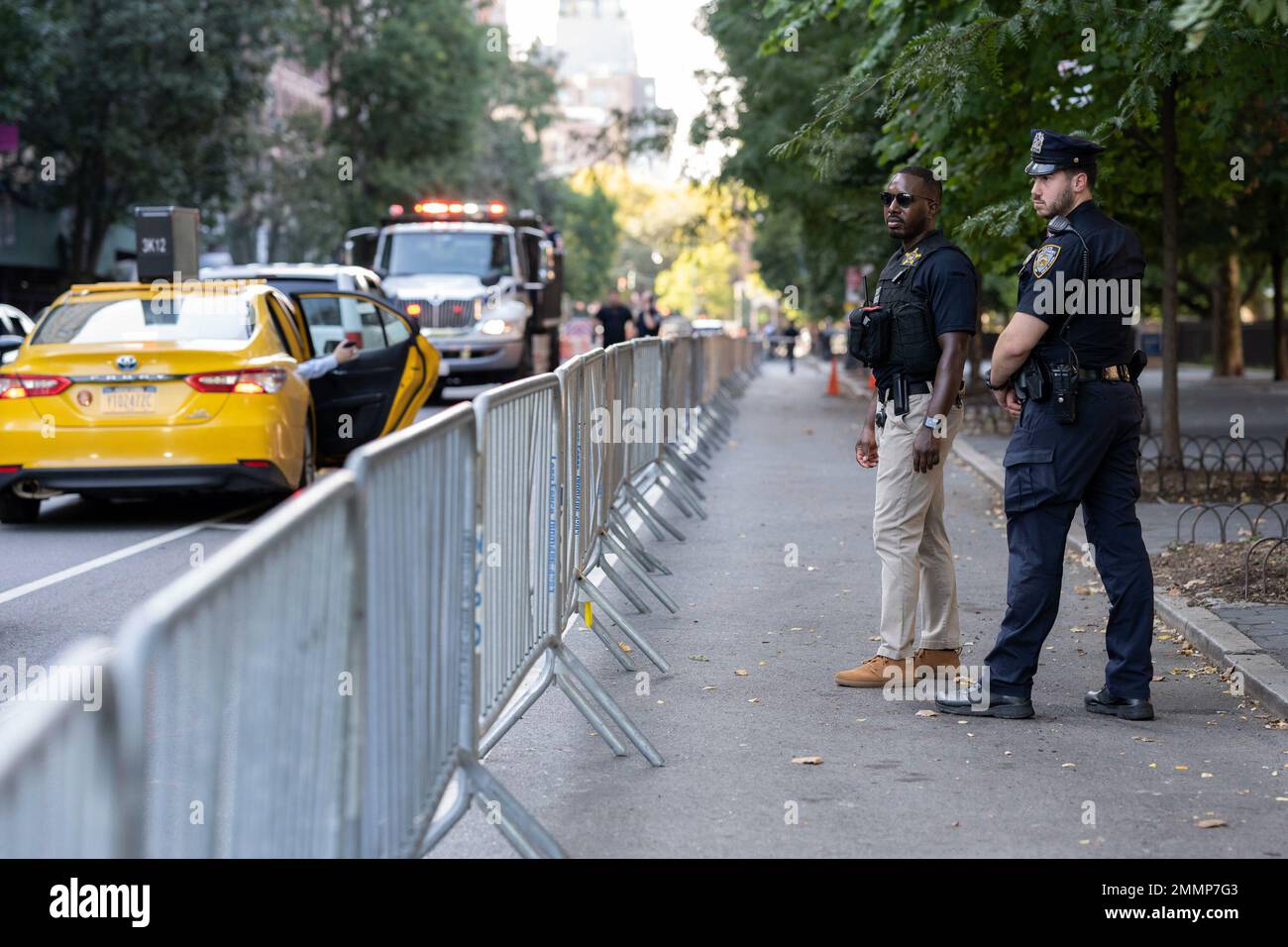 A member of the U.S. Secret Service works with a New York Police ...