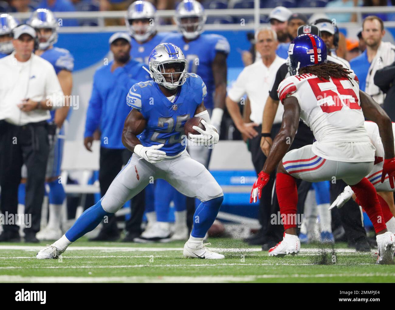 Detroit Lions running back Theo Riddick (25) runs with the ball against ...