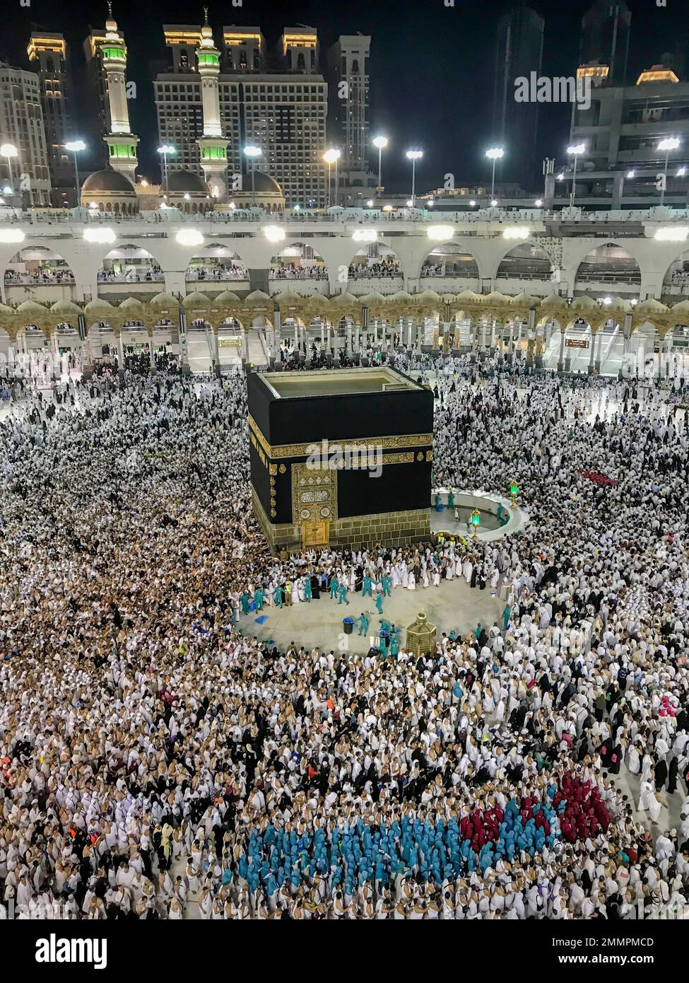 Muslim pilgrims perform the tawaf-e-ifadha circling of the Kaaba ...