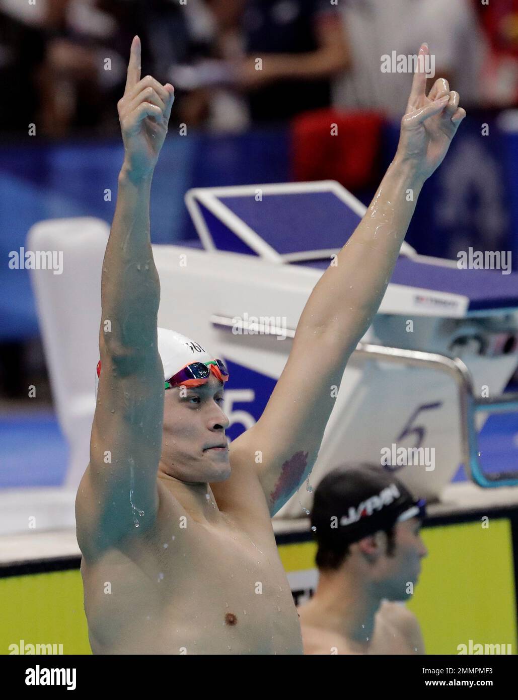 China's Sun Yang celebrates after winning the men's 400m freestyle ...