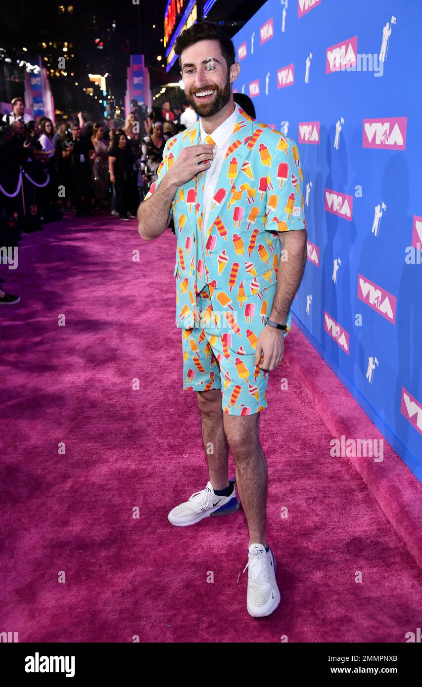 Scott Rogowsky arrives at the MTV Video Music Awards at Radio City ...