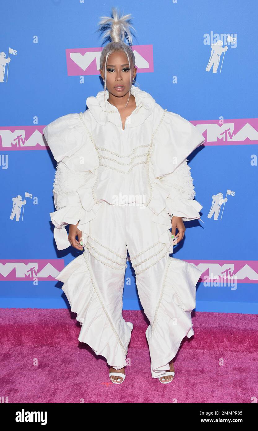 DeJ Loaf arrives at the MTV Video Music Awards at Radio City Music Hall ...