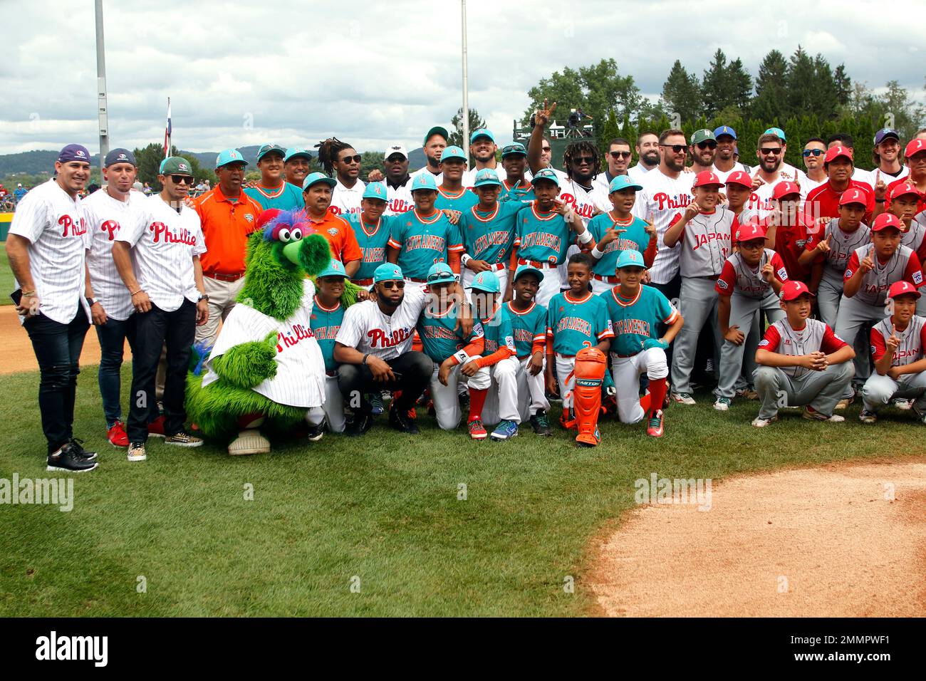 The Philadelphia Phillies pose for a photo with members of the Panama ...