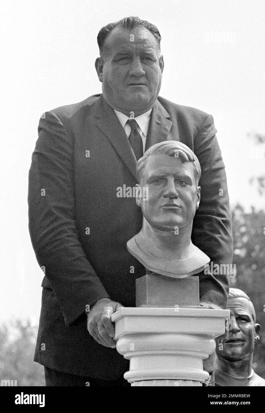 Bronko Nagurski poses with his bust after he was enshrined in the ...