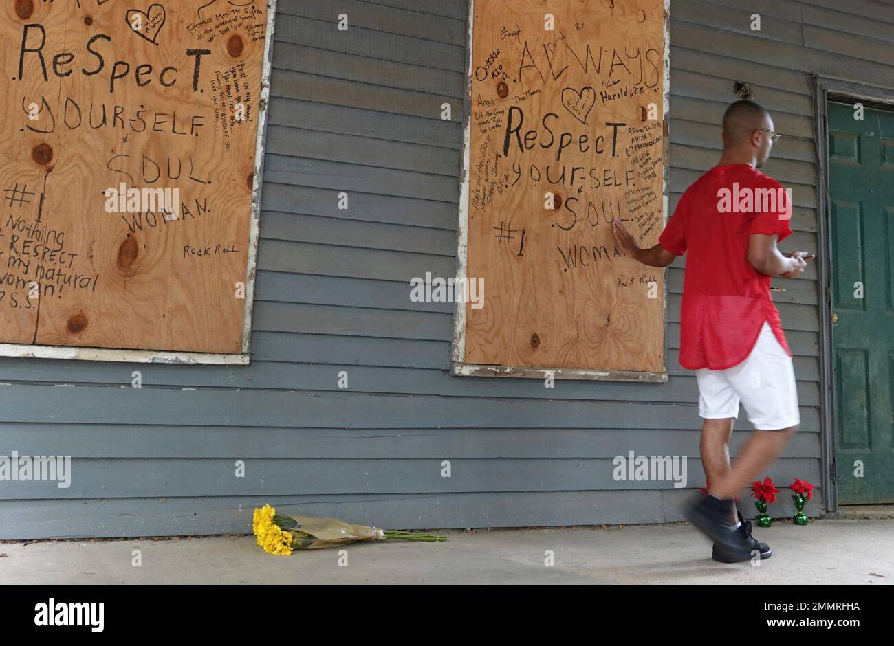 Rico Scott leaves flowers at the home where Aretha Franklin was born ...