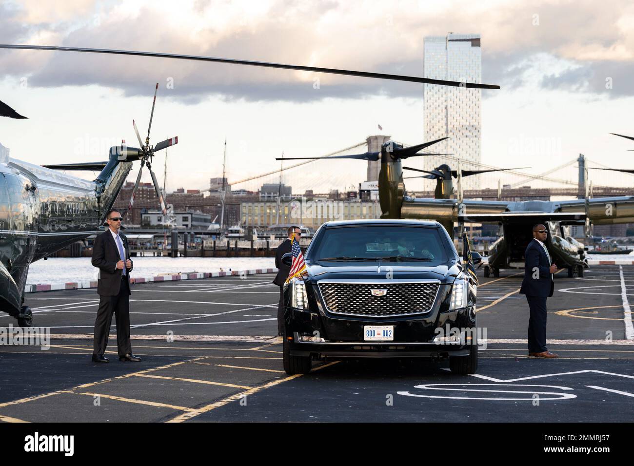 Members of the U.S. Secret Service provide security as the President of ...