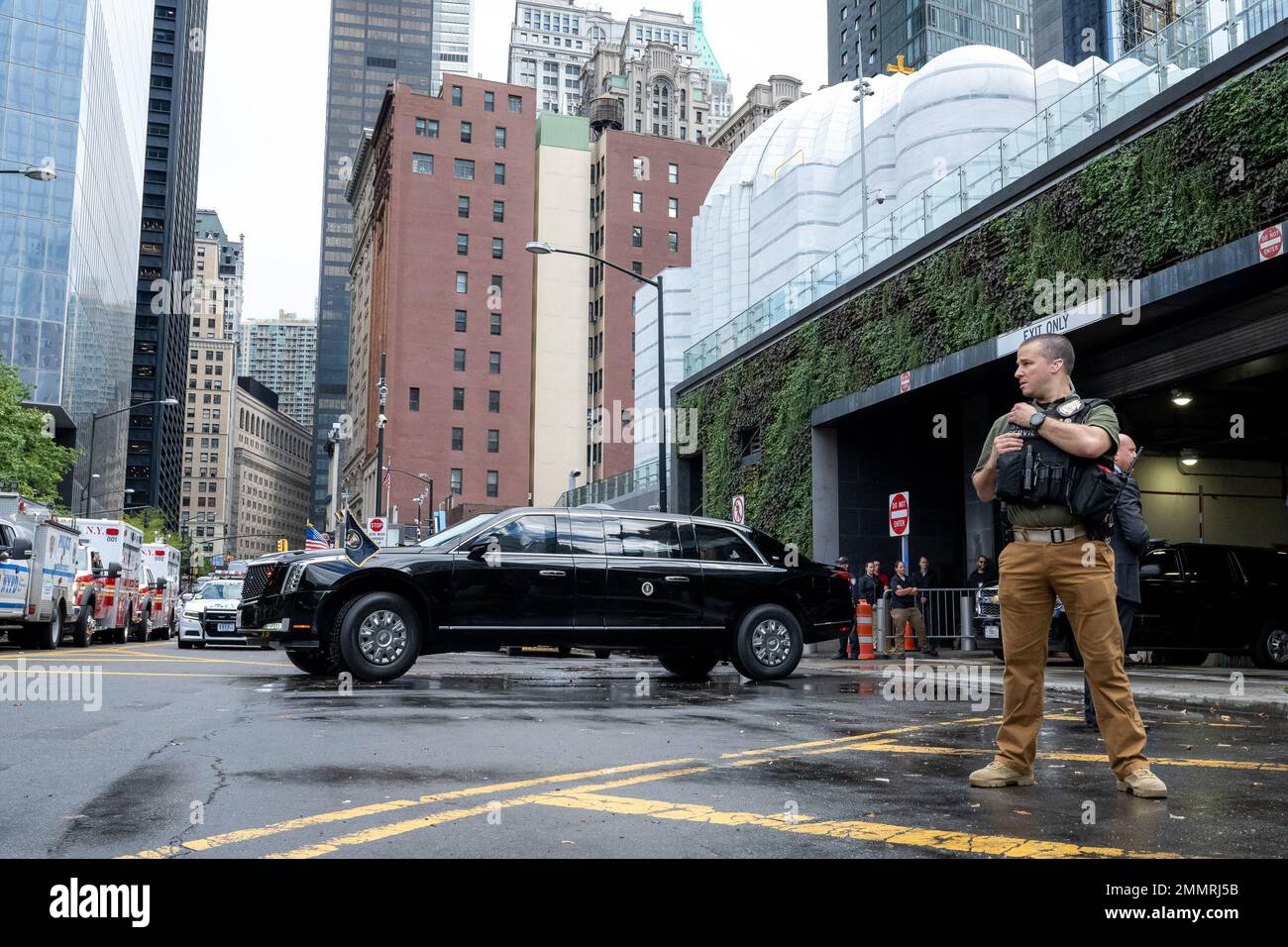 A member of the U.S. Secret Service provides security as the President ...