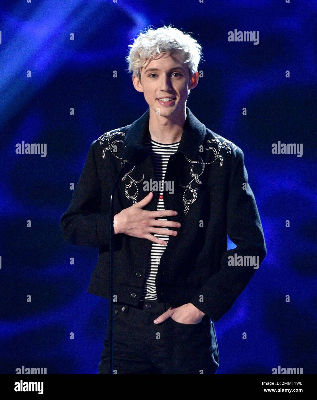 Troye Sivan presents the award for choice comedy movie at the Teen ...