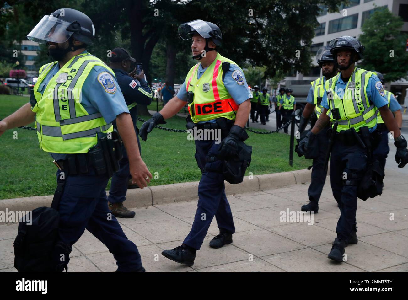 Washington Metropolitan Police in riot gear walk near the White House ...