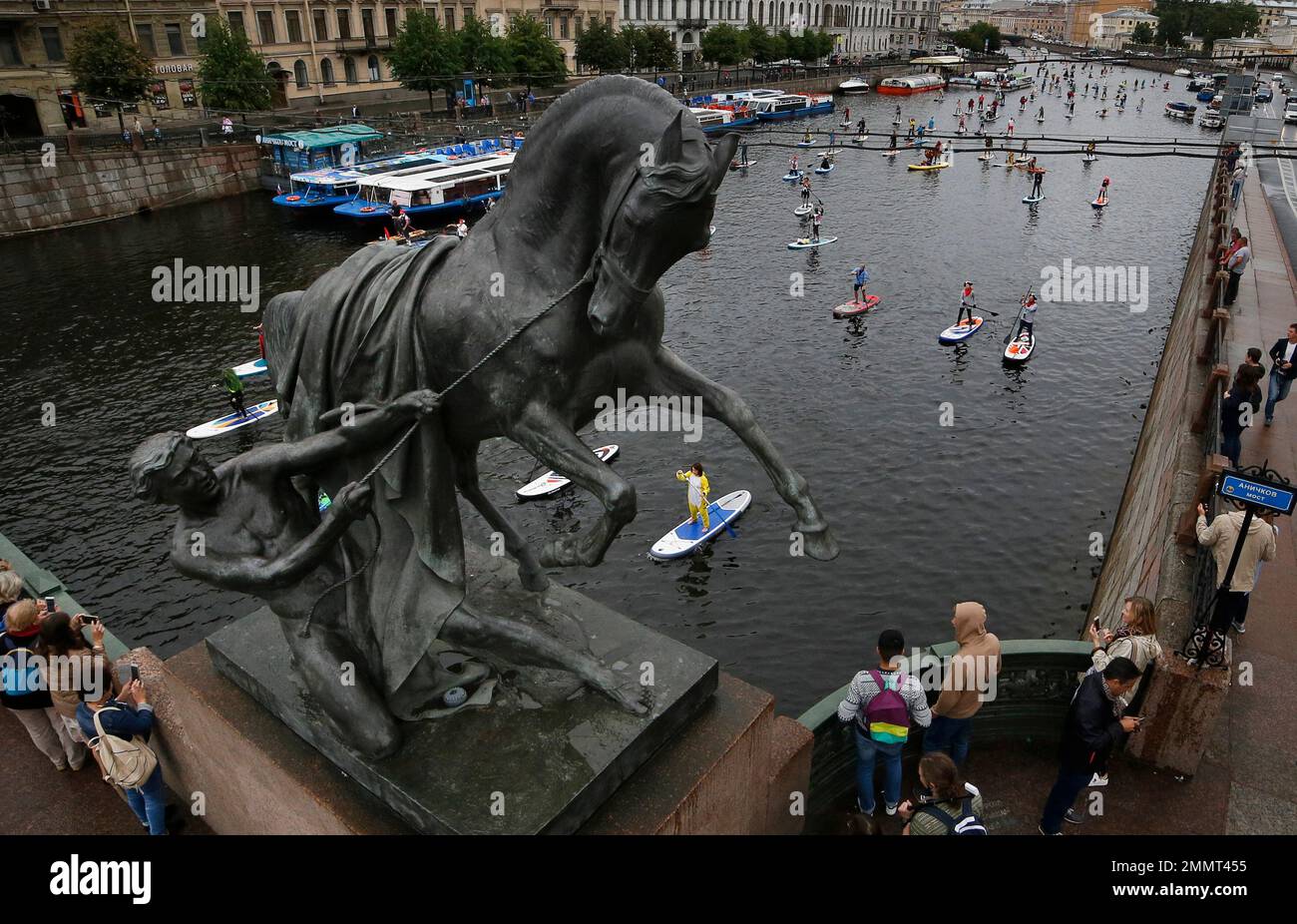 People steer their SUP-Boards along the Fontanka River during a SUP ...