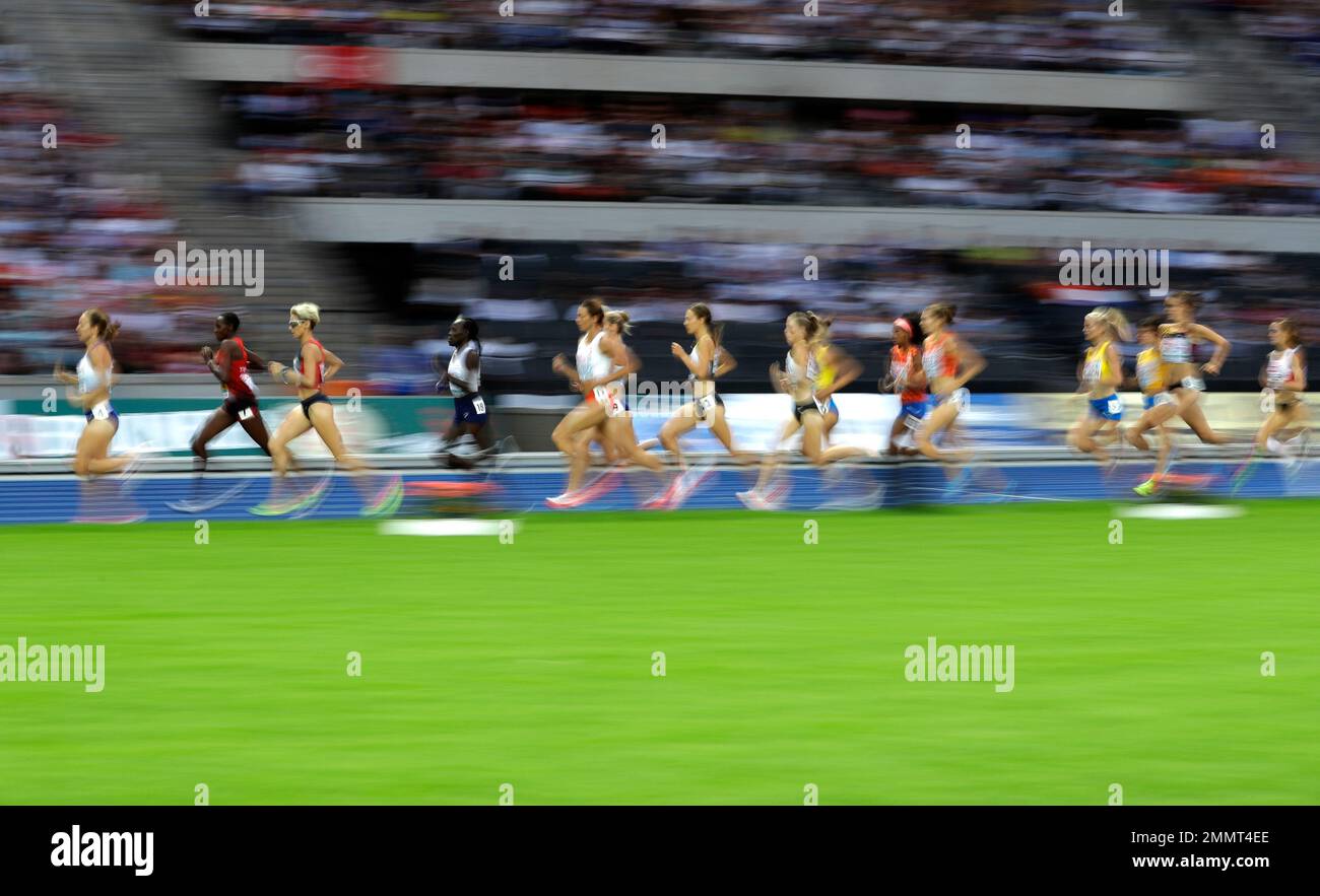 Athletes compete in the women's 5000-meter final at the European ...