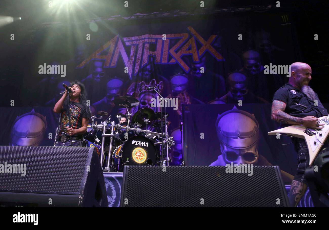 Scott Ian, Charlie Benante, Frank Bello, Joey Belladonna and Jonathan ...