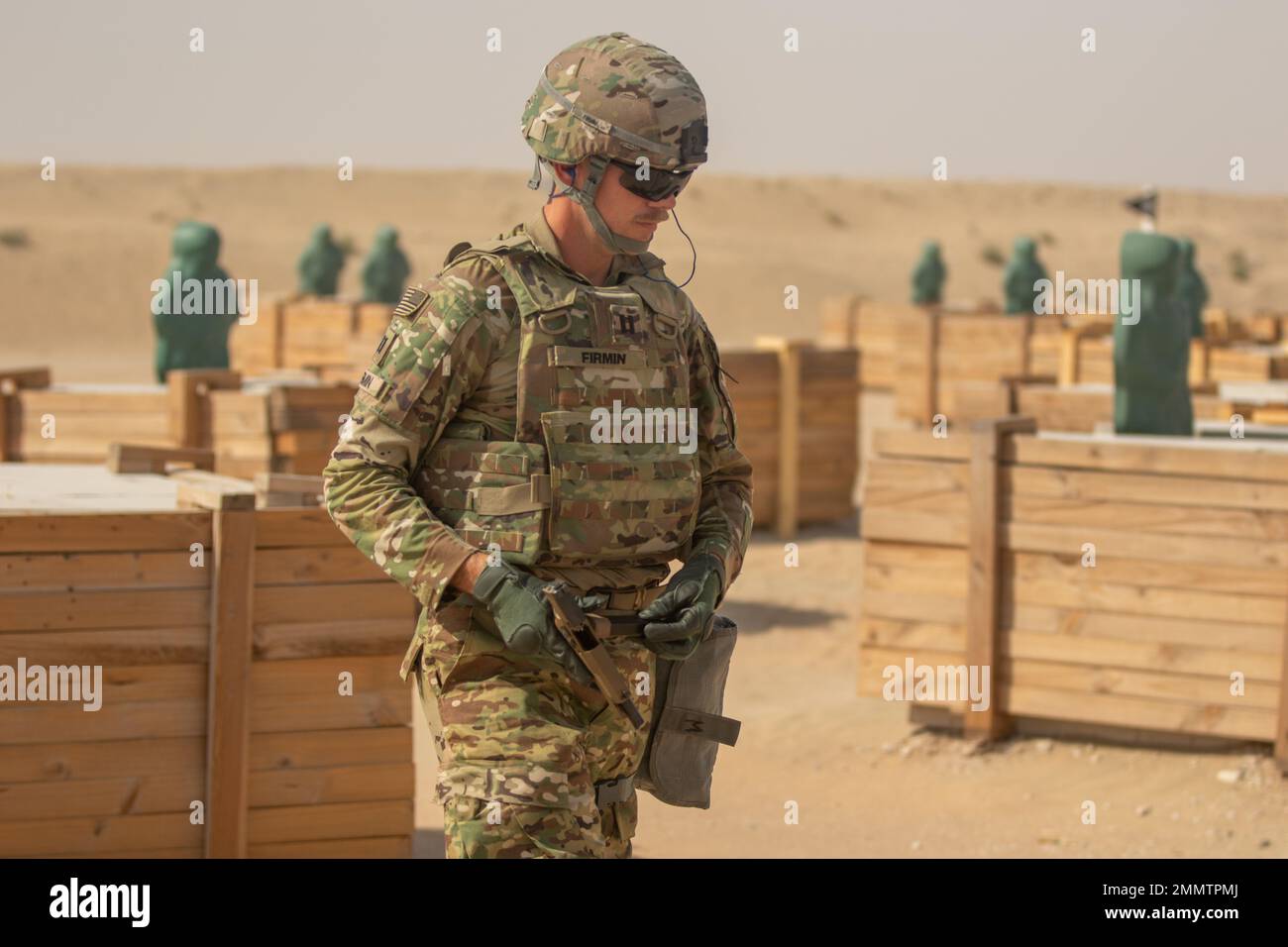 U.S. Army Soldiers from the 35th Infantry Division conduct M17 and M4 ...