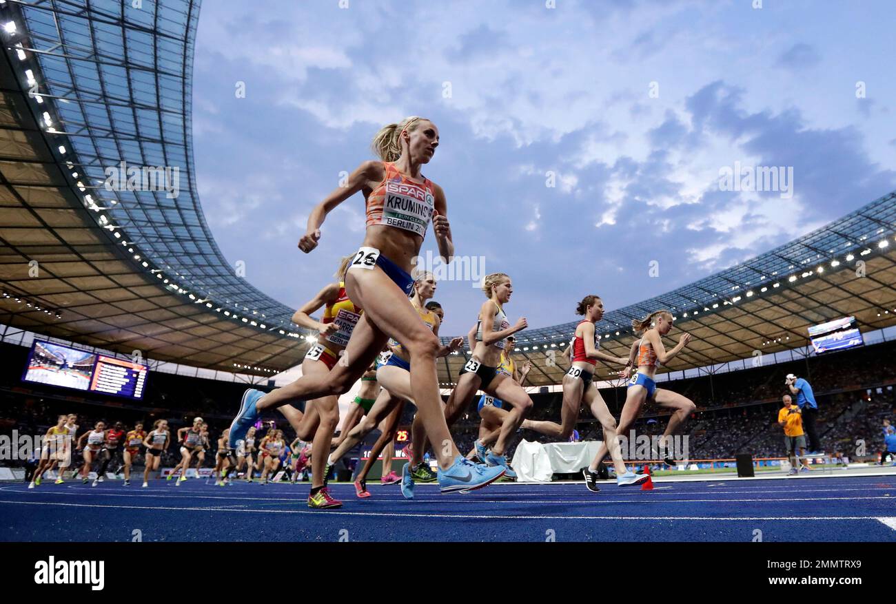 Netherlands' Susan Krumins, front starts for the women's 10.000 meter ...