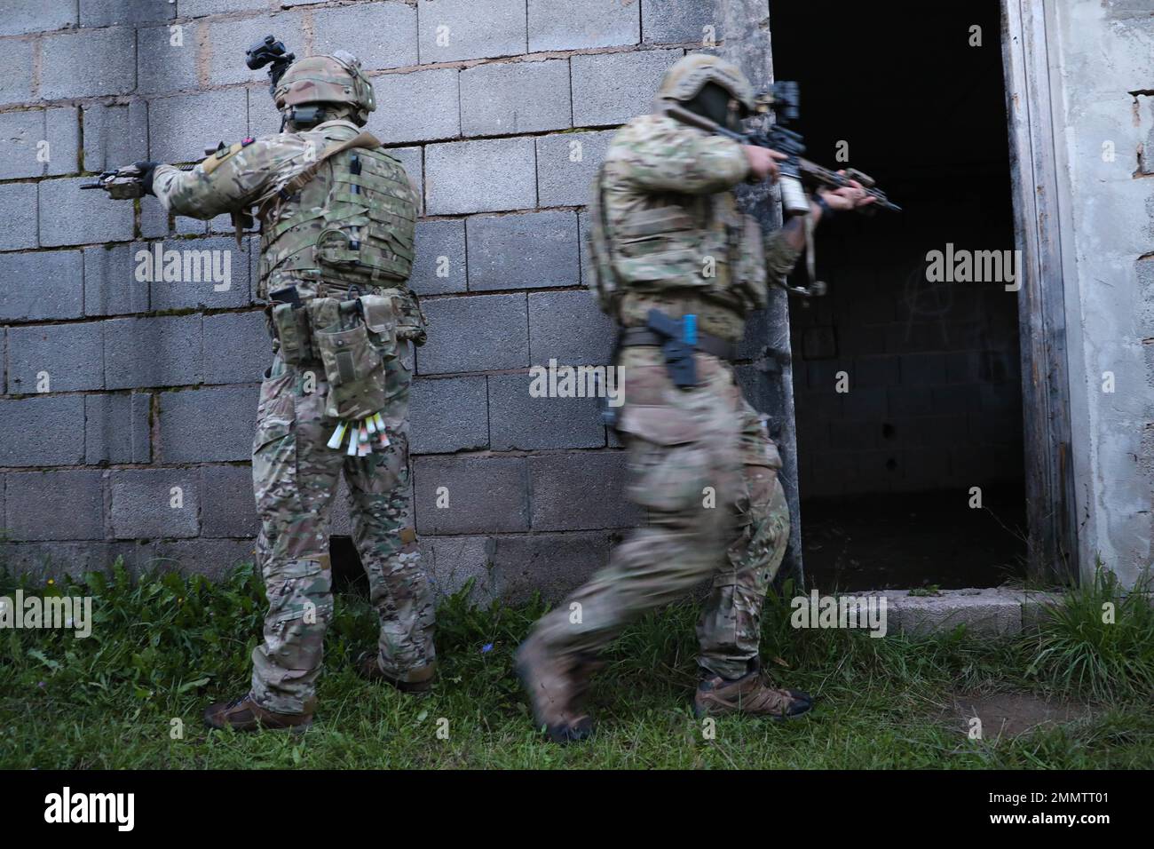 A United Kingdom Royal Marine from 45 Commando and a U.S. Army Green ...