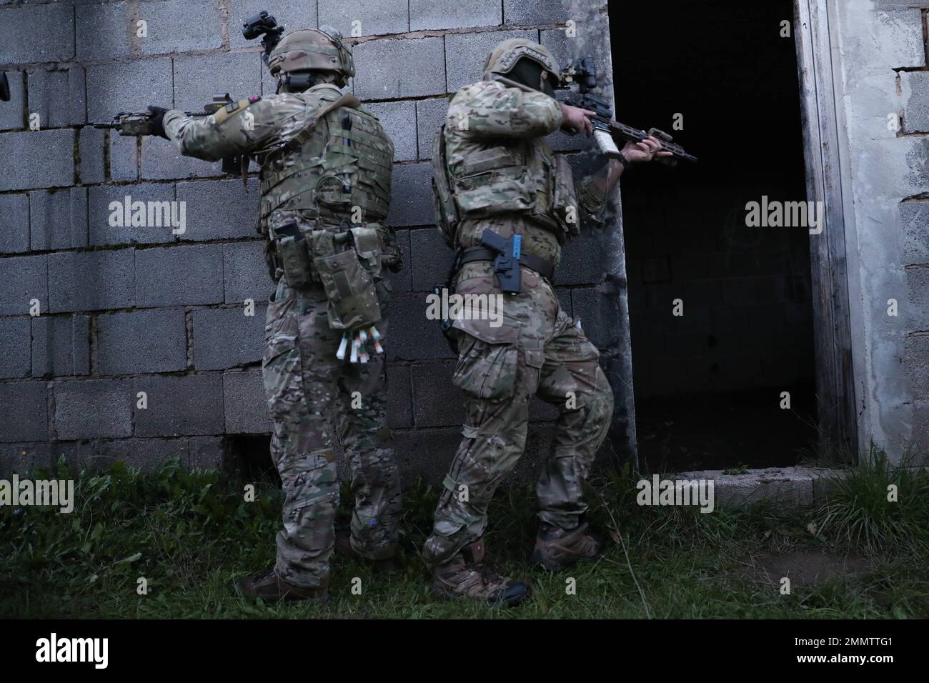 A United Kingdom Royal Marine from 45 Commando and a U.S. Army Green ...