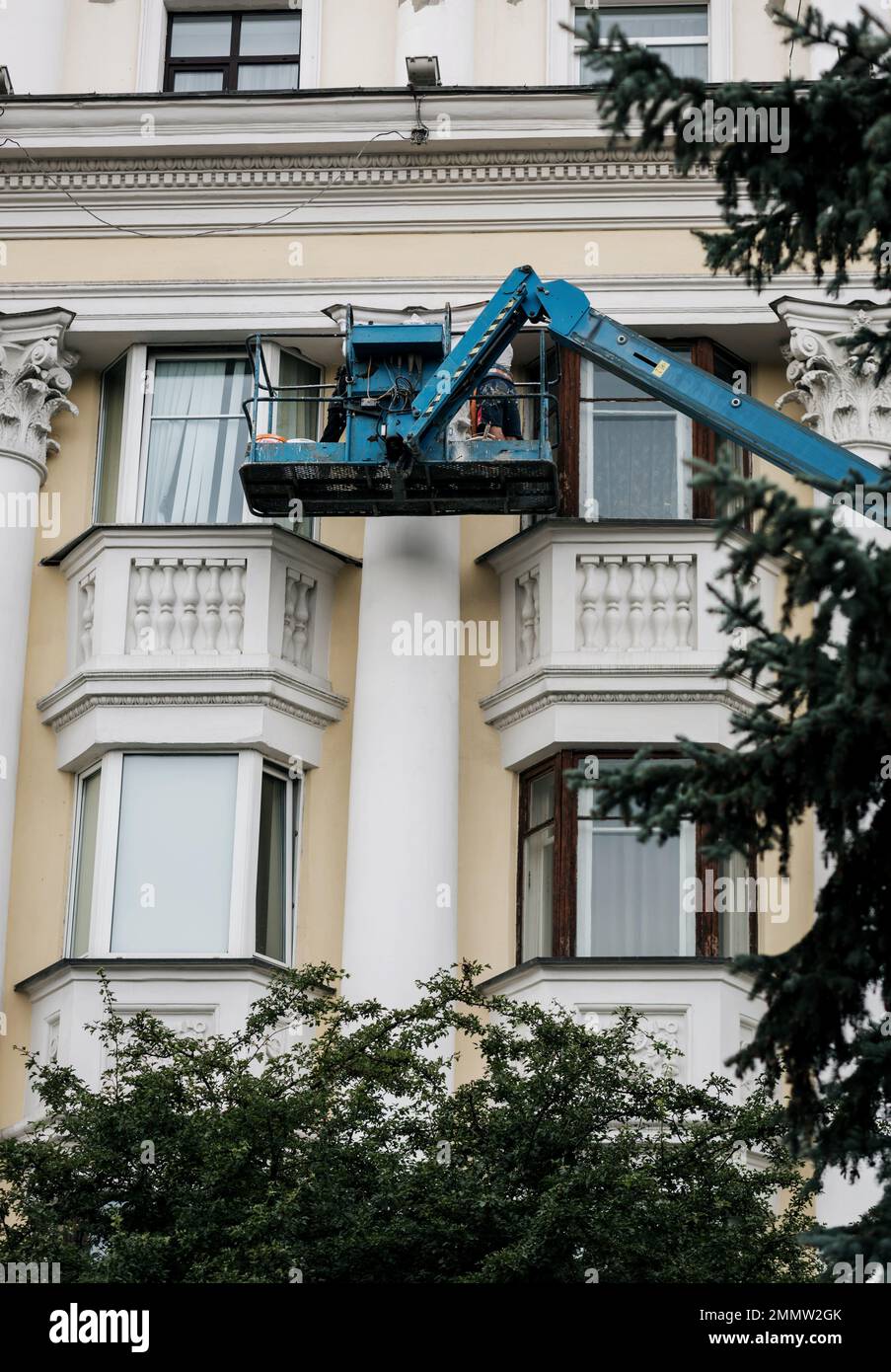 Building cradle on facade hi-res stock photography and images - Alamy