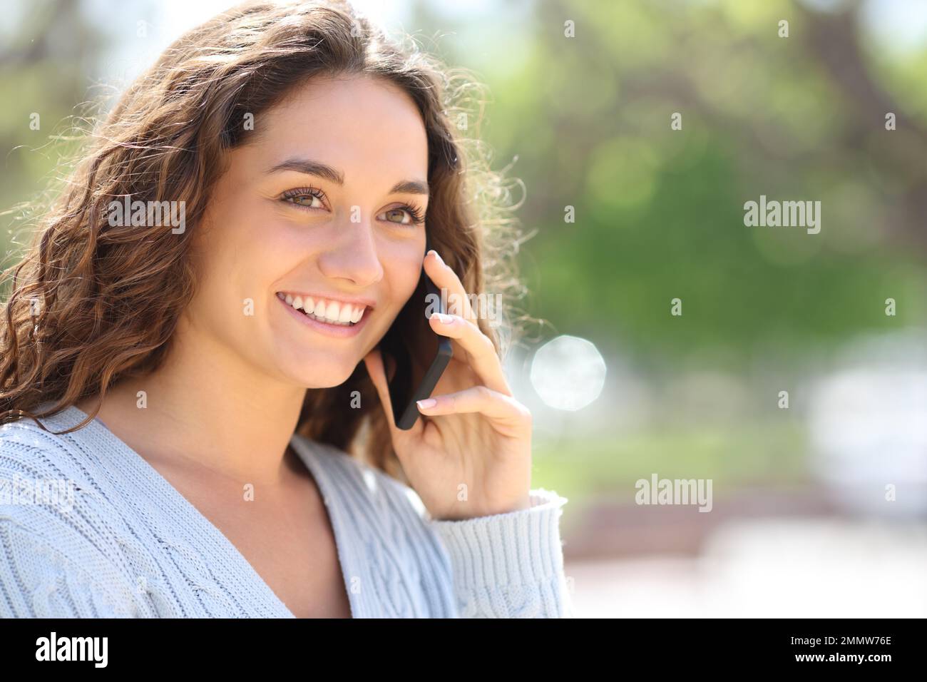 Mobile phone call outside hi-res stock photography and images - Alamy