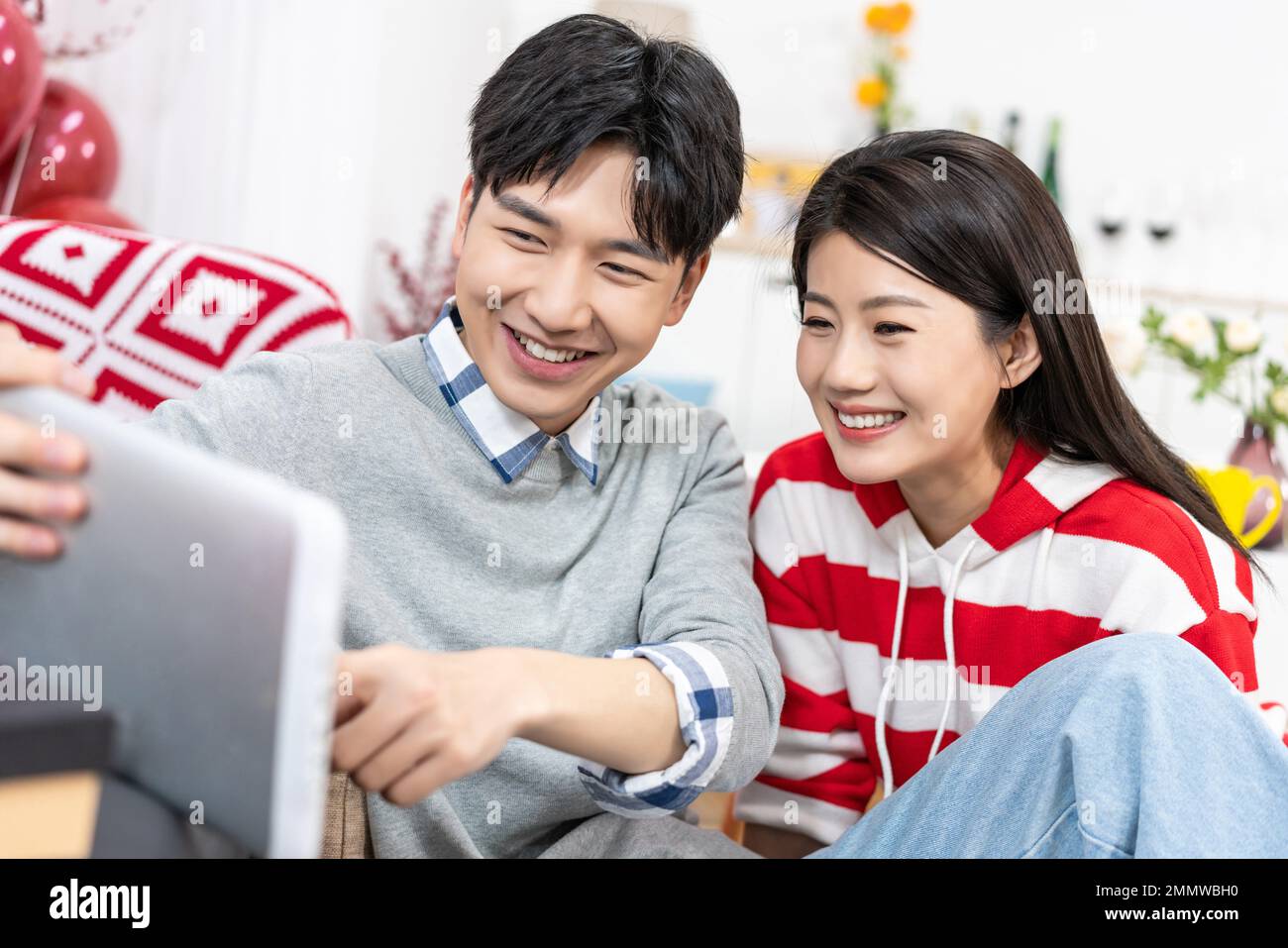 Young couples happy tablet hi-res stock photography and images - Alamy