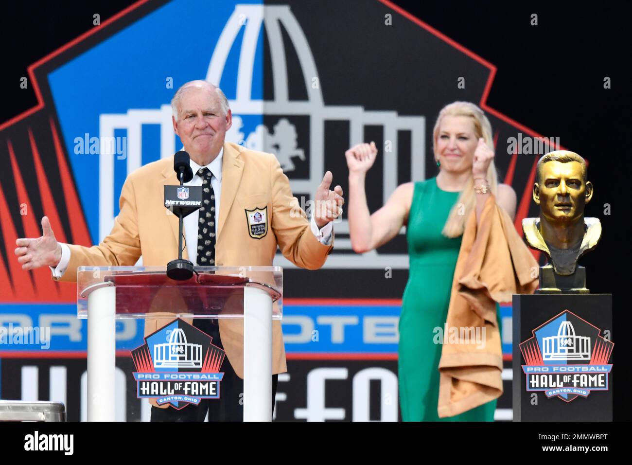 Former NFL player Jerry Kramer delivers his speech beside his presenter ...