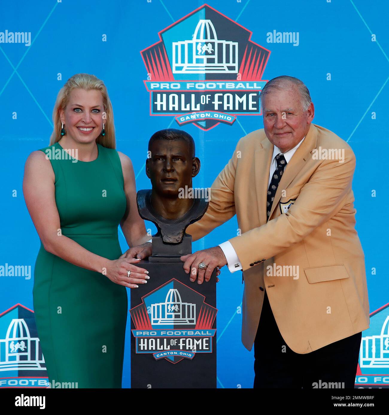 Former NFL player Jerry Kramer, right, poses with a bust of himself and ...