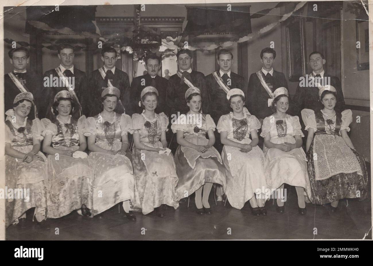 Vintage family group photo hi-res stock photography and images - Alamy