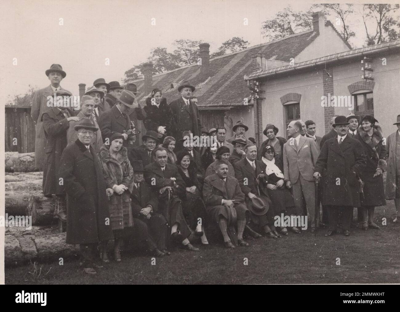 Vintage family group photo hi-res stock photography and images - Alamy