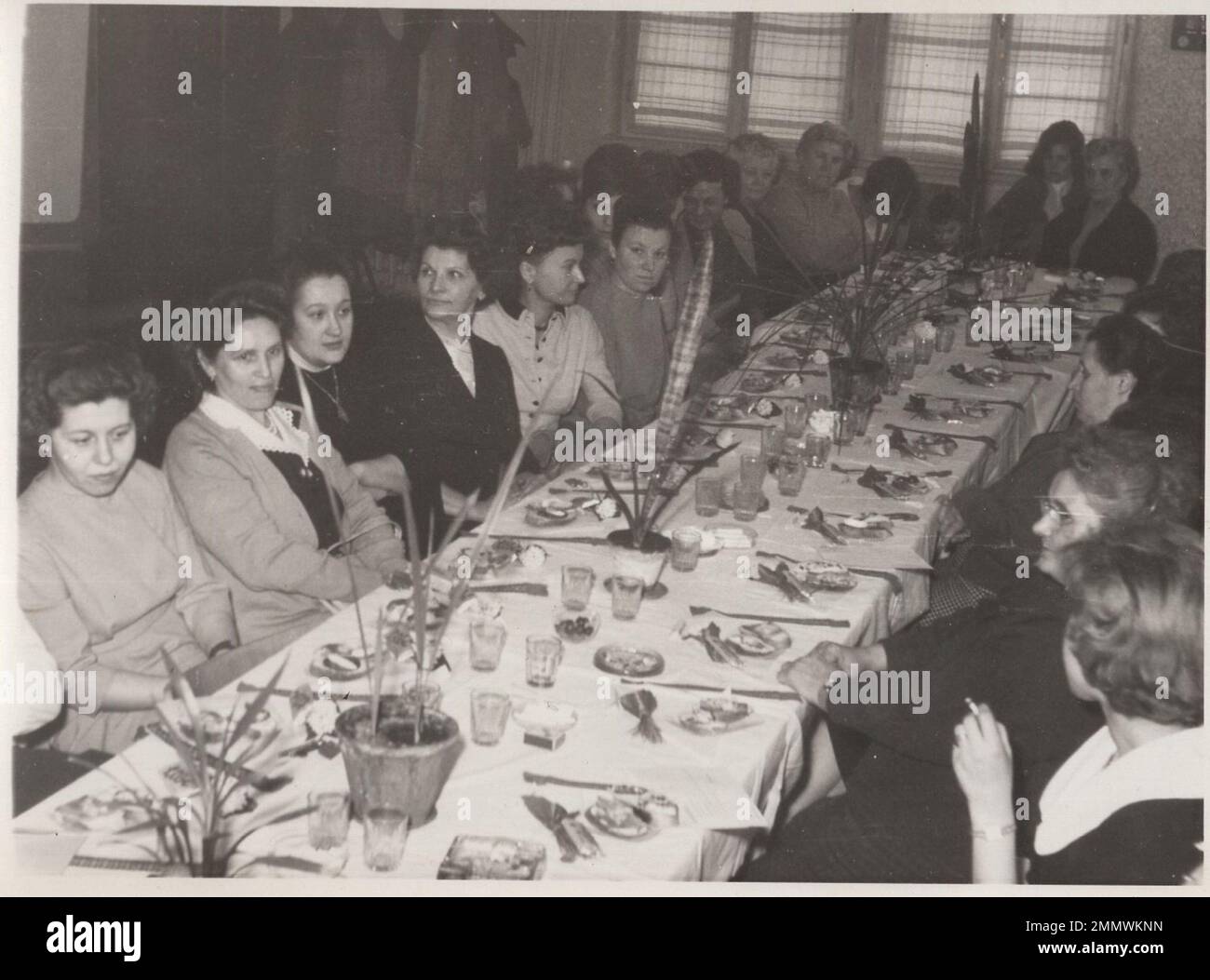 Vintage team building lunch hi-res stock photography and images - Alamy
