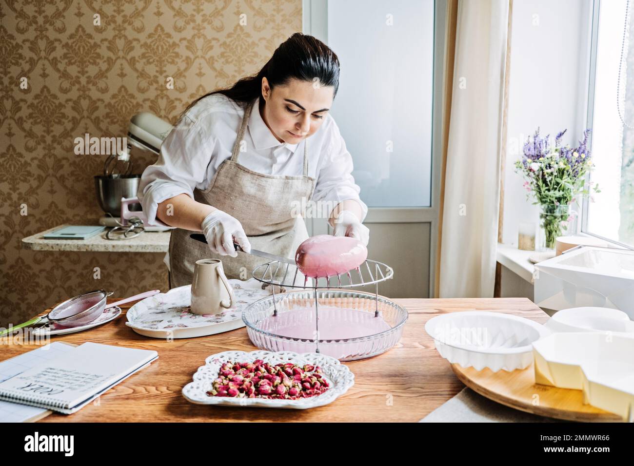 Online classes and workshops on cake decorating and baking. Female ...