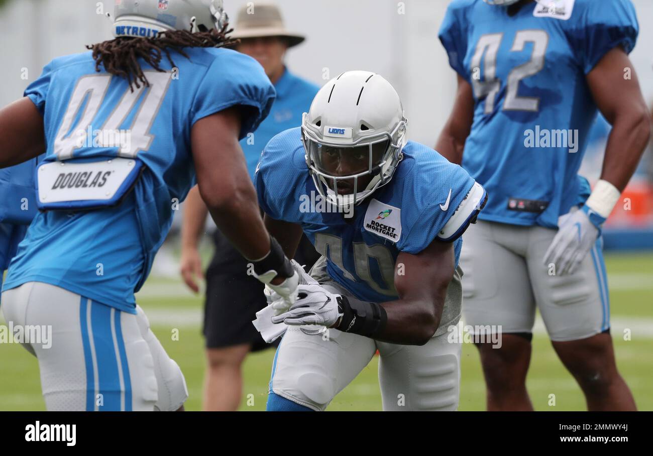 Detroit Lions linebacker Jarrad Davis prepares to hit during NFL ...