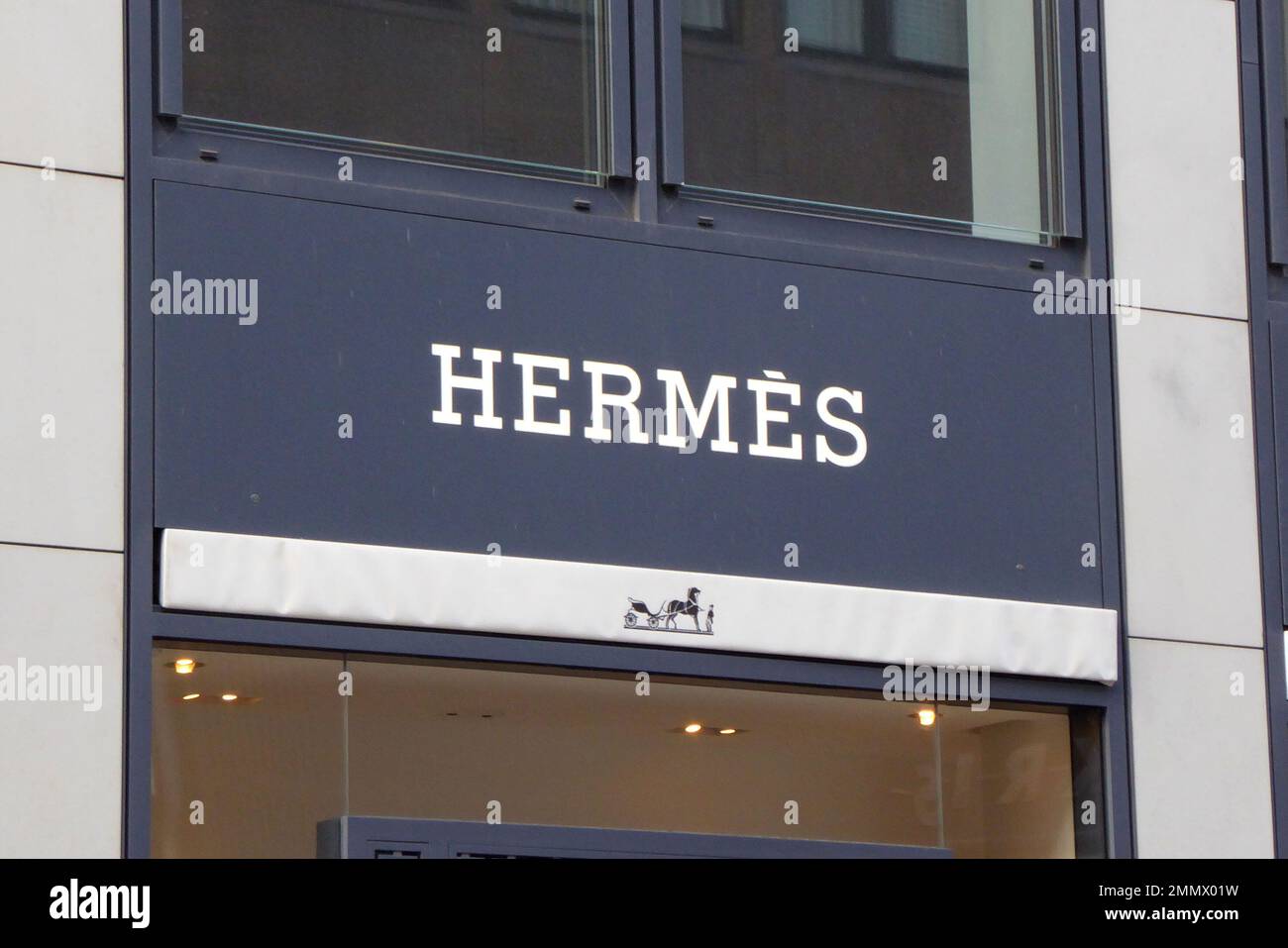 Hermes Boutique / Sign/ Logo / Konzern für Luxus Modeartikeln Stock ...