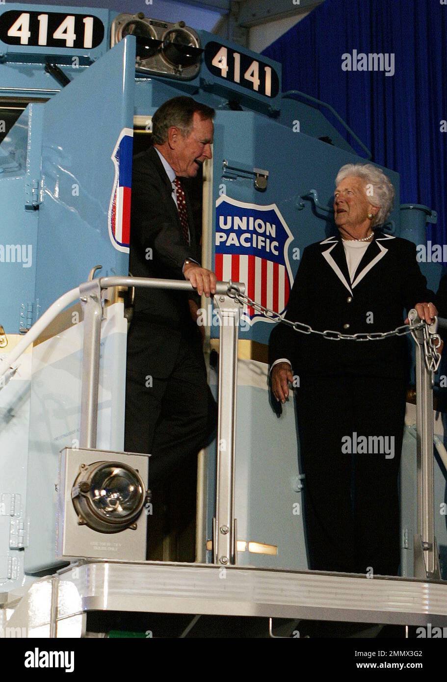 Former President George Bush and his wife Barbara tour a new locomotive ...